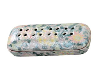 お線香を寝かせて使用できる線香皿です。 蓋を使用することで灰が飛び散ることを防ぎます。特殊加工の網を使用しているため、1本でも燃焼します。（束のお線香には使用できません。付属の網は消耗品となります。） 有田焼の上質な高級感を漂わせます。 ※...