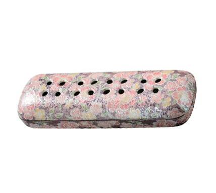 お線香を寝かせて使用できる線香皿です。 蓋を使用することで灰が飛び散ることを防ぎます。特殊加工の網を使用しているため、1本でも燃焼します。（束のお線香には使用できません。付属の網は消耗品となります。） 有田焼の上質な高級感を漂わせます。 ※...