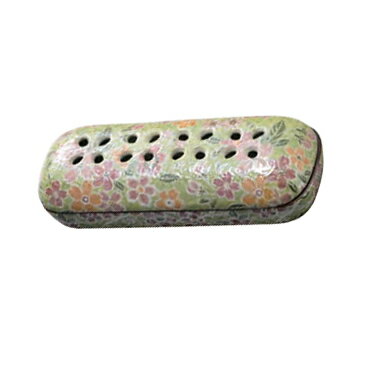 お線香を寝かせて使用できる線香皿です。 蓋を使用することで灰が飛び散ることを防ぎます。特殊加工の網を使用しているため、1本でも燃焼します。（束のお線香には使用できません。付属の網は消耗品となります。） 有田焼の上質な高級感を漂わせます。 ※...