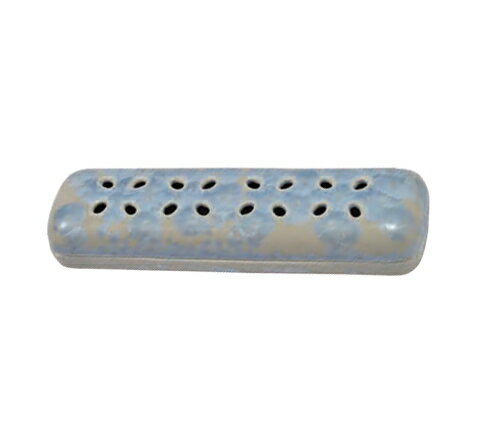 お線香を寝かせて使用できる線香皿です。 蓋を使用することで灰が飛び散ることを防ぎます。特殊加工の網を使用しているため、1本でも燃焼します。（束のお線香には使用できません。付属の網は消耗品となります。） 清水焼の上質な高級感を漂わせます。 ※...