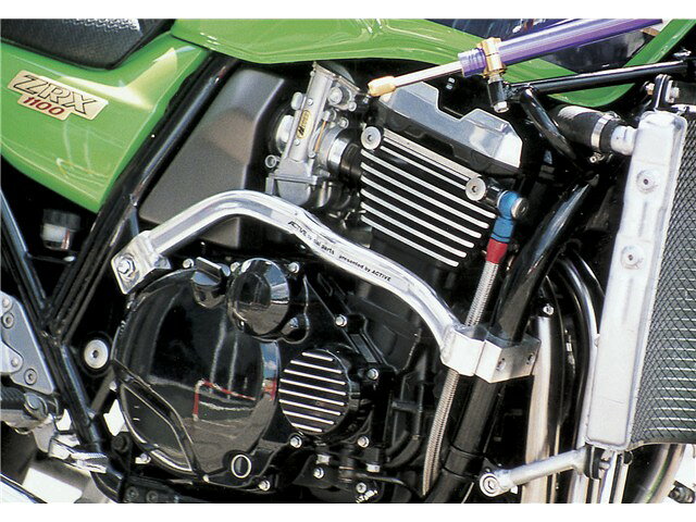 純正のオイルラインをスマートなメッシュホースに交換する密かな定番パーツ。完成度の高いZRXを細部まで美しく仕上げるいちおしのカスタムです。品番 : AC14057223価格 : \11,000（税込 \12,100）JANコード : 453...
