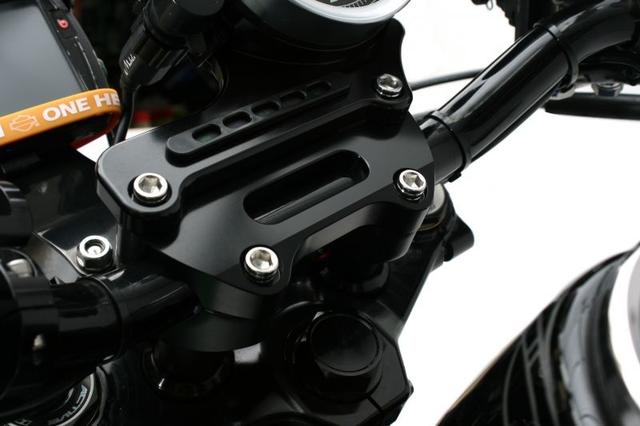 ACTIVE ハンドルクランプ アッパー ブラック対応車種 HARLEY DAVIDSON DYNA FXD '2000 ~ '2005, HARLEY DAVIDSON SPORTSTER '2000 ~ '2015 ハンドルクランプ ア...