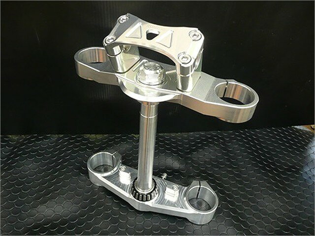 商品説明アルミ削り出し製フォークオフセット 27mm （純正オフセット 32mm)ハンドル移動量 STD比：00UP/15BACKオフセット値の変更によりコーナリング時のハンドリングが適度に切れ込むようになります備考※ケーブル類は純正をその...