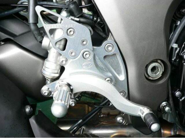 ※画像はイメージとなります。別なカラーを参考に掲載している場合があります。`10〜Z1000/`11〜Ninja1000（ABS 無し）ハイパーバンク高い耐久性をコンセプトに、徹底した安全設計のもと、リプレイスステップでは初めて熱間鍛造製法...