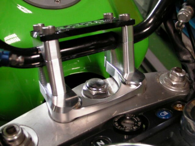 ※画像はイメージとなります。別なカラーを参考に掲載している場合があります。ZRX1100 1200 DAEG ハンドルアジャストポストKIT・ノーマルハンドルポストと交換して視覚的にドレスUPも見込めるハンドルポストKIT です。・ハンドル...