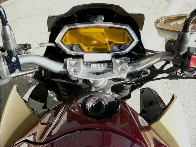 ※画像はイメージとなります。別なカラーを参考に掲載している場合があります。‘10〜‘14 Z1000 テーパーバーハンドルKIT・ ノーマルハンドルを、アルミハンドル化するコンバージョンKIT です。・ ハンドルバーはロード用に製作した弊社...
