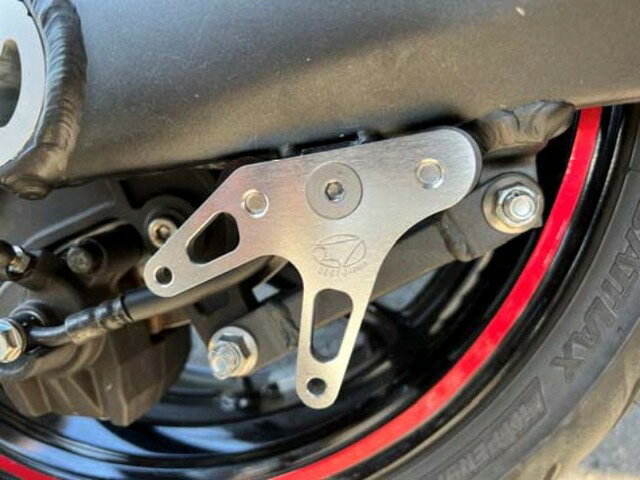 ※画像はイメージとなります。別なカラーを参考に掲載している場合があります。Kawasaki Ninja 1000/SX 専用V 字レーシングスタンドフックSET【万が一の転倒時にもダメージを最小限に】・ 糸巻型のスタンドボスだとSTD マフ...