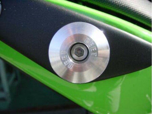 ※画像はイメージとなります。別なカラーを参考に掲載している場合があります。Kawasaki Ninja400R タンデムフックカラーSETツーリングネット等使用の際の、シートカウル傷つき防止の為のフックカラーですドレスアップ性も考慮したワン...