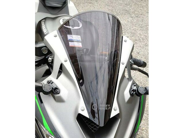 ※画像はイメージとなります。別なカラーを参考に掲載している場合があります。KAWASAKI Ninja ZX-25R/Ninja ZX-4R スモークスクリーン・歪の少ないスモークスクリーンで、フロントにBEET ロゴを刻印。・全体に丸みを...