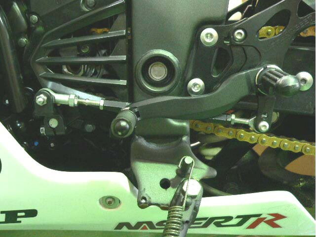 ※画像はイメージとなります。別なカラーを参考に掲載している場合があります。NINJA250R ハイパーバンク専用 逆チェンジSET逆チェンジSET での取り付け状態です。ハイパーバンクNinja250R（EX250K）専用の逆チェンジKIT...