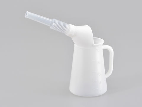 オイル/冷却水の交換補修に最適！使いやすく、安定した形状。ノズルは着脱自由です。●ノズル先端：内径約φ15、外径約φ17。有効長：約130mm。●2L※目盛り：500ml単位。