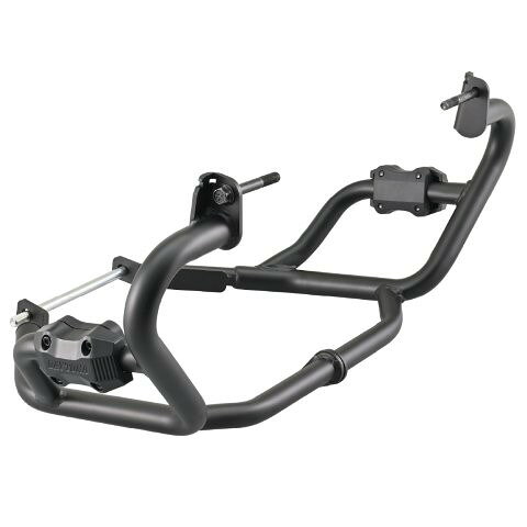 φ28.6スチールパイプとφ25.4スチールパイプを組み合わせた強固なエンジンガード。転倒時にクランクケース周りを保護し、エンジンへのダメージを最小限にします。左右を連結させることで高い強度を発揮します。取り付けにはマフラーの脱着が不要。車...