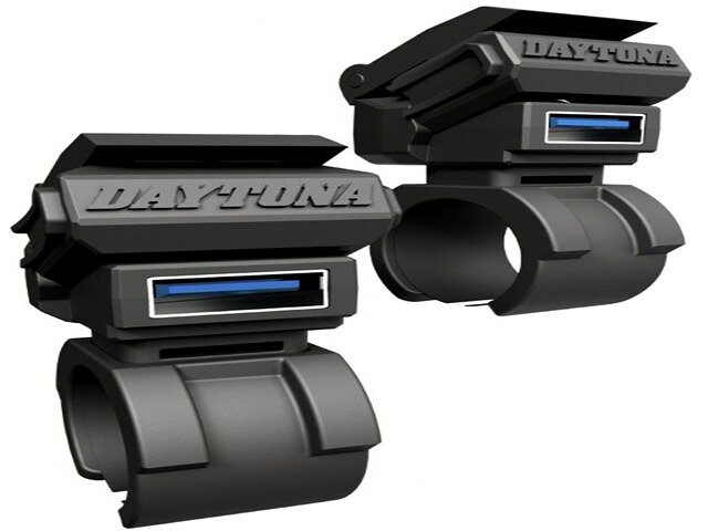 バイク専用電源USBタイプA＋タイプA。USB Type-A QC3.0対応、最大60W(2ポート計)までの急速充電が可能なUSB電源。本体のキャップは開けるとバネで固定されるためガタつかず、使用しない時はグローブでも指一本で閉められる機構...