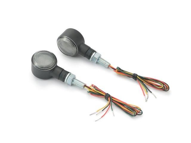 面発光LED採用で、コンパクトながらウインカーとテールとしての十分な機能を発揮。様々なジャンルのカスタムに似合うシンプルなデザインです。本体はアルミダイカスト製マットブラック塗装仕上げ。※テール一体のため、リア側専用品です。※取り付けには、...