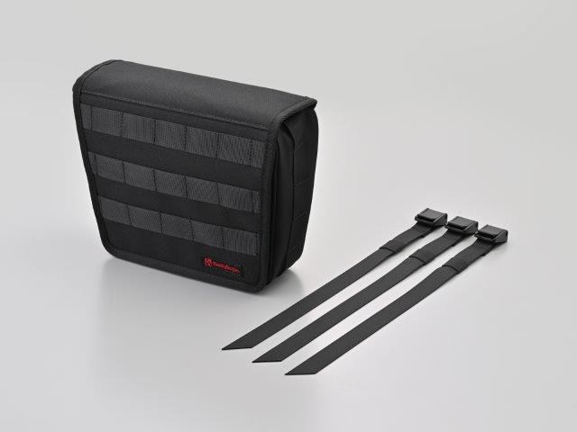 ハンドルやフレーム、グラブバー等に取付ける小さなバッグ。スマホや、財布、ペットボトル、車載工具などの小物入れに最適です。バッグ全周に巡らせたパルステープのおかげで取り付け自由度が高く、装着は付属の固定ベルトを通すだけなので簡単。フラップはワ...