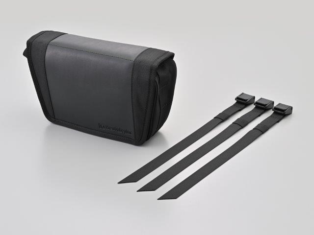 ハンドルやフレーム、グラブバー等に取付ける小さなバッグ。スマホや、財布、ペットボトル、車載工具などの小物入れに最適です。バッグ全周に巡らせたパルステープのおかげで取り付け自由度が高く、装着は付属の固定ベルトを通すだけなので簡単。フラップはワ...