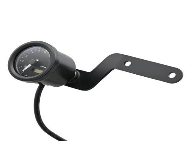 薄型ボディに球面レンズを組み合わせたコンパクトなタコメーター。スピードメーター左側にブラックボディのVELONAタコメーターを装着できるボルトオンキット。メーターは実用回転域にマッチした9000rpm表示。取り付けステーはメーターへの振動を...