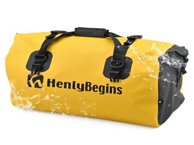 ●高い防水性のある生地とシームレス加工により、水だけでなく泥跳ねからも荷物を守る防水シートバッグ●容量：60L / サイズ：高さ350×幅550×奥行330mm / 本体重量(付属品込)：1.2kg●付属の固定ベルトで車両に固定可能●防水バ...
