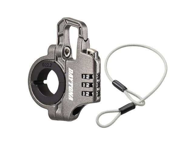 せまいスキマに取り付けできるヘルメットロック。カギが増えないダイヤル式。本体幅12mm(取り付け必要幅13mm)とスリムで狭い隙間にスッキリ収まる。ロック部は縦方向にスライドするので、コントロールスイッチ横など、左右のスペースが無くても取り...
