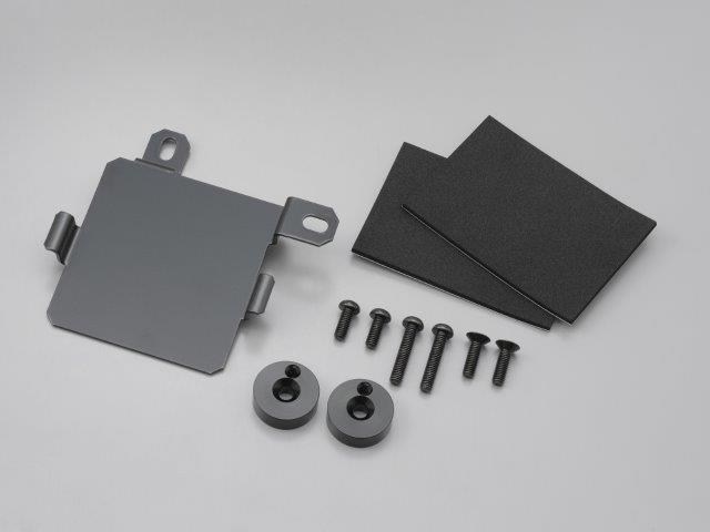 メーカー品番 : 75652当社のSR用カスタムシートをシート取付部分が変更となった2010年~2017年のフェーエルインクジェクションモデルへ取り付けるためのシート前側フック位置変更カラーと、バッテリー搭載位置を低くするマウントブラケット...