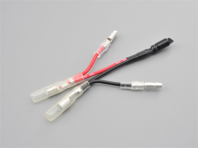 スピード/タコメーターの表示が安定しない場合等に使用。電源線に割り込みで接続することにより、ノイズを軽減させます。 ・全長：95mm ・2.2μF ※汎用品のため、車両によっては正常に作動しない場合があります。