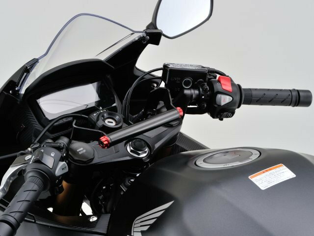 スマートフォンやナビゲーション、USB電源など、電子機器の取付場所に困るセパレートハンドル車用のマルチバーホルダー。車種別専用設計で、電子機器を見やすく、スマートに取付可能です。マウントバー両端は分割式なので通すタイプのクランプにも対応しま...