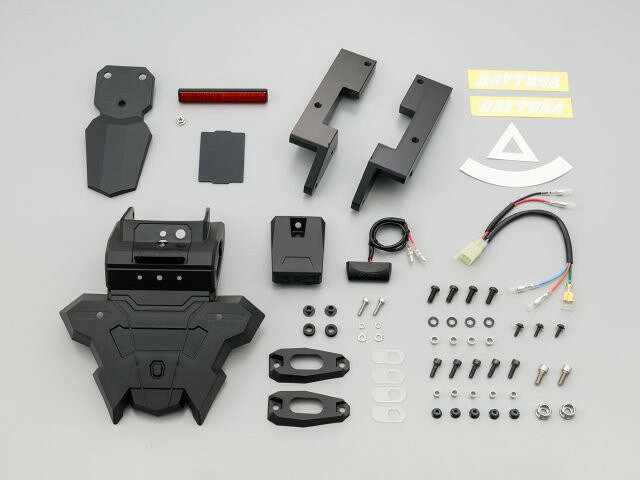 大人のプラモデルをコンセプトとしたデザインされた造形物の組み合わせで違和感のない装着状態を実現。2021年度新基準ナンバー角度に対応し、保安基準を満たすLEDライセンスランプ＆スリムリフレクター付属で装着後も安心です。車種専用ブラケットは贅...