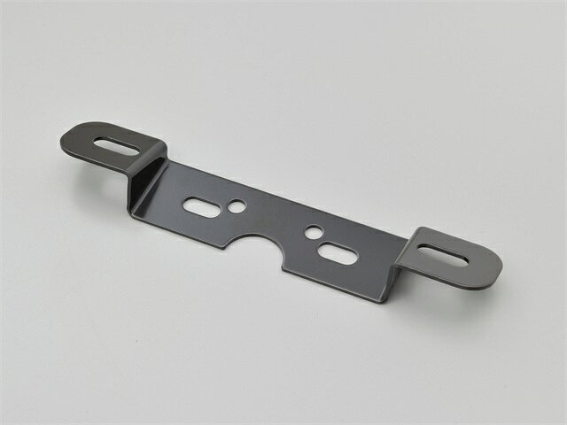 角度付き(＋20°)のナンバーステー。スチール製黒塗装仕上げ。車体側取付ピッチ42mm〜56mmに対応。※この商品は汎用品のため装着される車両によってナンバー角度が変わります。2021年3月31日までの登録車両であれば装着しても問題なく、ま...