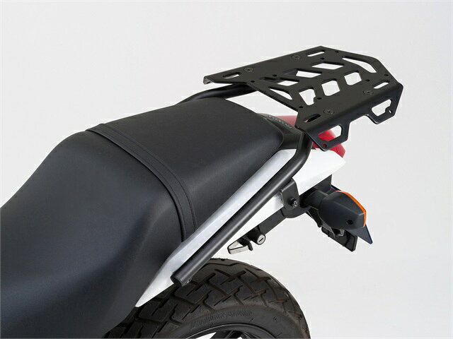 デザインされたアルミトッププレートと車種専用取付フィッティングで荷物を積載していない状態でも違和感のない車体フォルムを実現。 ※純正荷掛けフックボルトを外して取り付けてください。・共通トッププレート：アルミA5052材 / 板厚5mm / ...