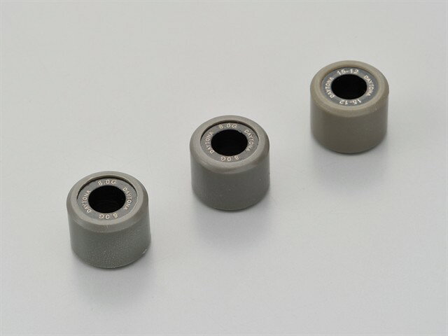 ◆ 参考適合車種 ■JOG/デラックス/ZR（FI）〈SA36J/39J〉　■Vino/モルフェ〈5ST/13P/37B〉 ■スーパーJOG ZR（ALL） など プーリーへの組付方向指定が無い一体成型タイプのウエイトローラー（海外生産品）...
