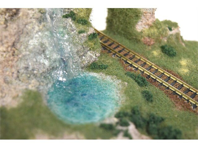 製品説明 ?NOCHとの「日本の色」にこだわったKATOコラボレーションから始まった新しいジオラマ材料シリーズの第二弾は、世界的な画材メーカーであるホルベイン画材とのコラボレーション企画。 ?手軽に使える水や道路の表現ツールを、KATO直営...