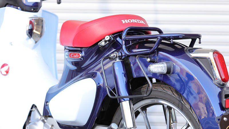 サイドバッグ装着時に、ホイ-ルへの巻き込みリスク軽減に効果的なバッグサポ-ト。車種専用設計により、バランスの取れた装着状態を実現しております。【適合】ス-パ-カブC125(18Y-)【セット内容】左側のみ【材質】スチ-ル【仕上げ】ブラック商...