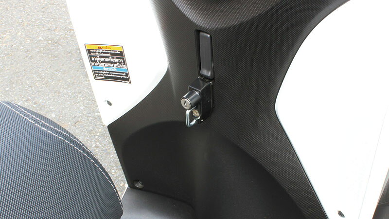 外出先等で重宝するヘルメットロックです。ショッピングや観光中にヘルメットをロックする事で、身軽に行動する事が可能になります。※本製品は仮組状態で出荷させていただいております。お取り付け時には必ず各部の本締め作業を行ってください。また、ヘルメ...