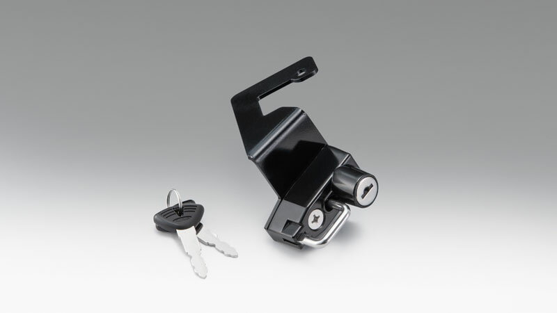 収納スペ-スが皆無なス-パ-カブC125にとって、外出先等で重宝するヘルメットロックです。ショッピングや観光中にヘルメットをロックする事で、身軽に行動する事が可能になります。※本製品は仮組状態で出荷させていただいております。お取り付け時には...