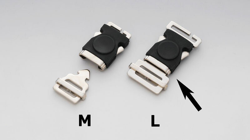 ヘルメットのアゴ紐を容易に脱着可能にするヘルメットワンタッチクリップ。ヘルメットのベルト幅に合わせてM・Lの2サイズからお選びください。【適合】 L ベルト幅27mmまで対応【材質】スチ-ル ゴム商品によっては [PDF] 図面や [You...
