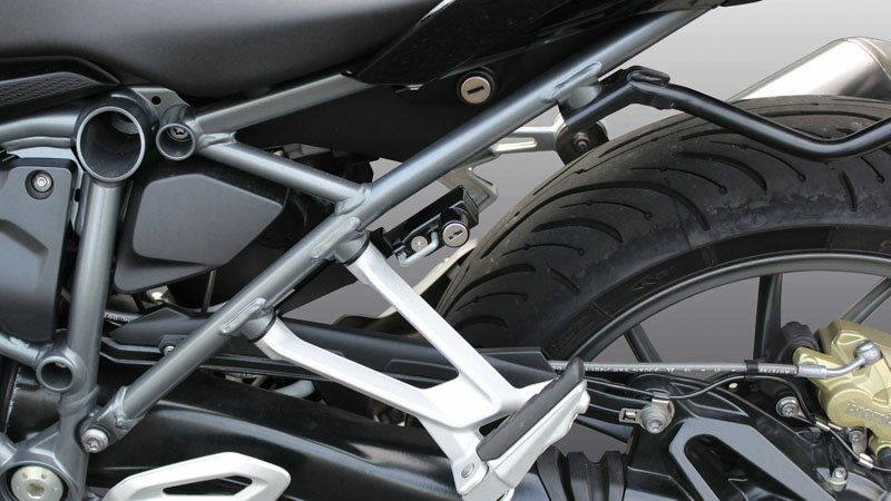 外出先等で重宝するヘルメットロックです。ショッピングや観光中にヘルメットをロックする事で、身軽に行動する事が可能になります。※本製品は仮組状態で出荷させていただいております。お取り付け時には必ず各部の本締め作業を行ってください。また、ヘルメ...