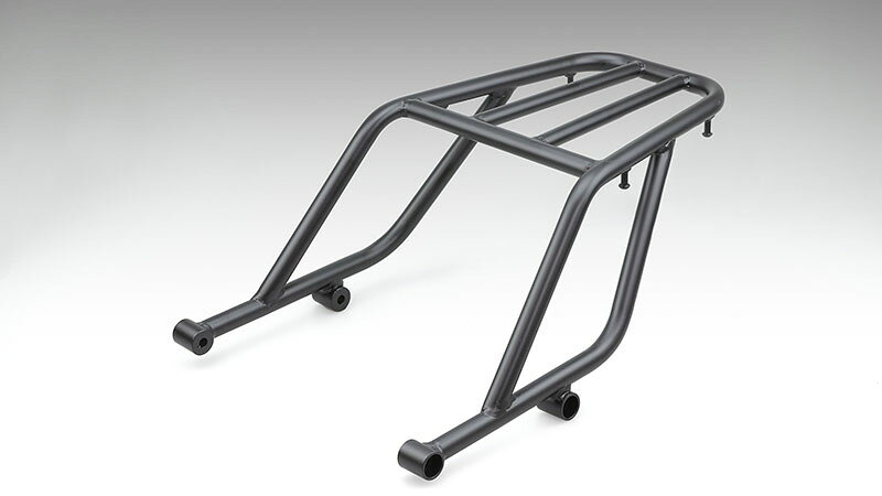 車体とのバランスを考慮し、Φ19のスチ-ル製パイプを採用。実用製とデザインに拘ったリアキャリアです。雨具や防寒着等、ツ-リングギアの積載に大変便利です。荷台部分がフラットな荷物を積みやすいデザインとなっております。※当社バッグサポ-ト及び純...