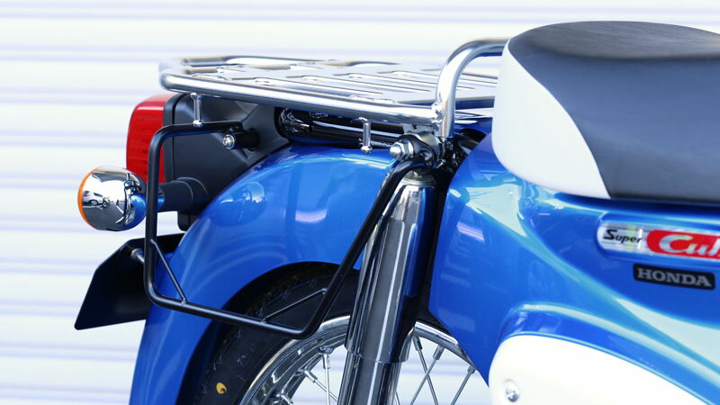 サイドバッグ装着時に、ホイ-ルへの巻き込みリスク軽減に効果的なバッグサポ-ト。車種専用設計により、バランスの取れた装着状態を実現しております。別売のベルトフック(210-4913)を併用することでより安定的なバッグの積載が可能となります。【...