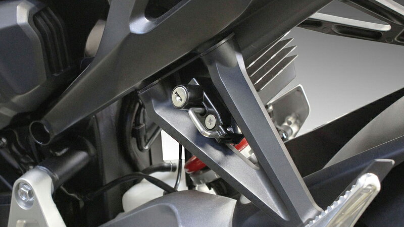 外出先等で重宝するヘルメットロックです。ショッピングや観光中にヘルメットをロックする事で、身軽に行動する事が可能になります。※本製品は仮組状態で出荷させていただいております。お取り付け時には必ず各部の本締め作業を行ってください。また、ヘルメ...