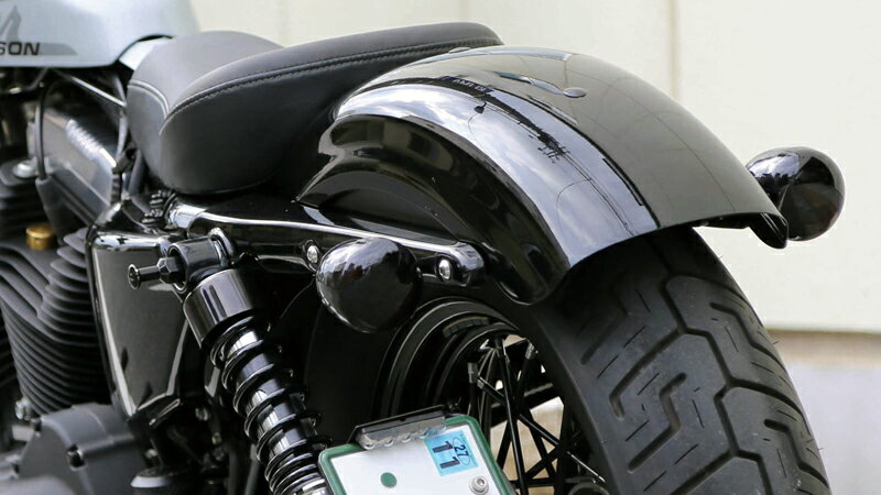 XL1200Xをはじめとするコンビネ-ションランプ採用車にお勧め!!交換に躊躇しているなら先ずは被せてドレスアップ。両面テ-プ貼付けタイプで装着も楽-。※フロントウインカ-用も別途設定有。適合：テ-ルランプ内蔵ウインカ-装着車（リア）XL1...