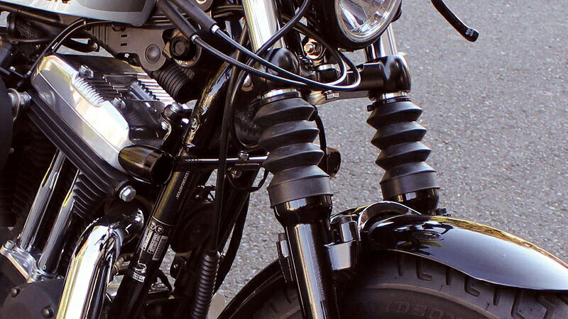 XL1200Xなどのフロントフォ-クが短い車種に最適で、よりクラシックな雰囲気になります。※XL1200N等のリプレイスとしては使用不可。【適合】XL1200X(-15Y)/L/C・XL883L等【内径】上側39mm・下側62mm【全長】1...