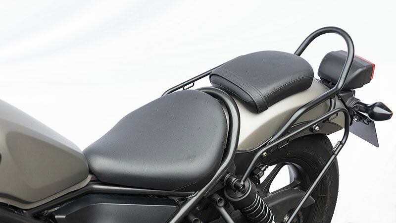 パッセンジャ-のグリップポイントとしてだけではなく、荷物の積載補助として有効なタンデムグリップです。ラウンドパイプの造形により車体とのバランスを保ち、自然な装着感を手に入れる事ができます。レブル250/500のフレ-ム色に合わせたマットブラ...