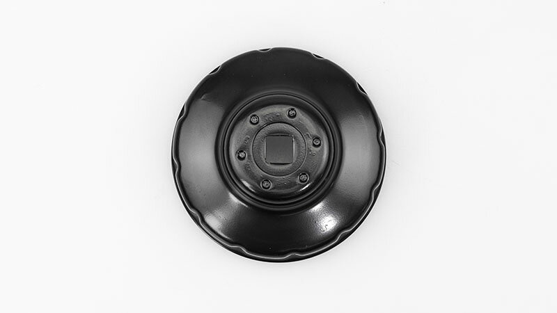 オイル系メンテナンスに欠かせないオイルフィルタ-。国産車から輸入車まで幅広いラインアップのカ-トリッジ式オイルフィルタ-に対応するカップ式オイルフィルタ-レンチ。※取外用工具になります。 オイルフィルタ-とマフラ-の隙間が狭く、レンチが入ら...