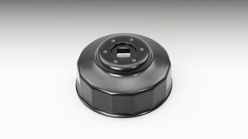 オイル系メンテナンスに欠かせないオイルフィルタ-。国産車から輸入車まで幅広いラインアップのカ-トリッジ式オイルフィルタ-に対応するカップ式オイルフィルタ-レンチ。※取外用工具になります。 オイルフィルタ-とマフラ-の隙間が狭く、レンチが入ら...