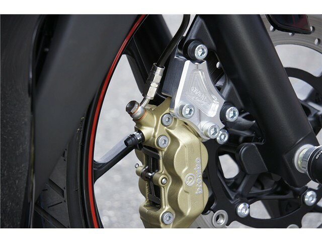 ブレンボ 40mmピッチ/4Pキャリパー用取り付けボルト付属シルバーアルマイト仕上げSTDブレーキローター(Φ300x4.5t)対応STDフロントフォーク対応STD長ブレーキホース対応*ブレンボキャリパー及び専用バンジョーボルトは付属しませ...