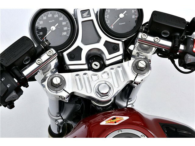 トップブリッジ、ハンドルバー、クランプ、スペーサーのキットです。・高さ調整:+10mm(スペーサー使用時)・ハンドルバー垂れ角調整:0 / 5 / 10度・シルバーアルマイト仕上げ・STDケーブル、ホース、スイッチハウジング対応・ハンドルロ...