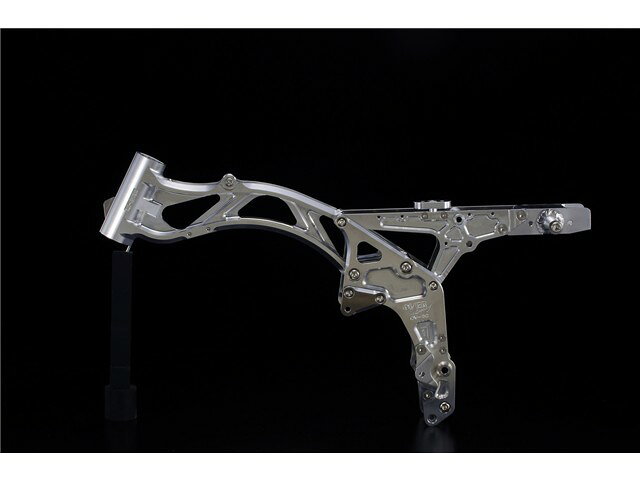 ・ヘッドパイプ一体構造の削り出し・メインフレームとピボットプレートはボルトによる完全組立式。・ネック長を30mm延長することで、オフセットの少ないステムを使用した12インチカスタムやロングストロークエンジンの搭載にも対応しながら十分なトレー...