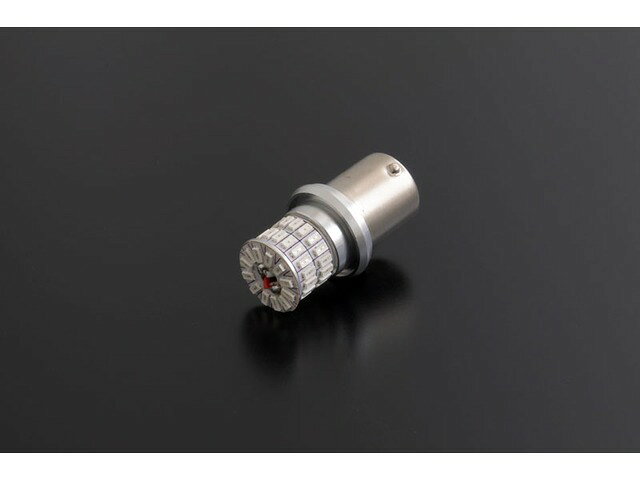 汎用マイクロチップ型LEDを正面と円周面に搭載する事により、コンパクトながらも全方向に対して、より一層明るい発光を実現。LEDバルブへと交換する事により、歯切れの良い明暗の点滅を繰り返し、他車に対する自車アピールを強調させます。発光色はシン...