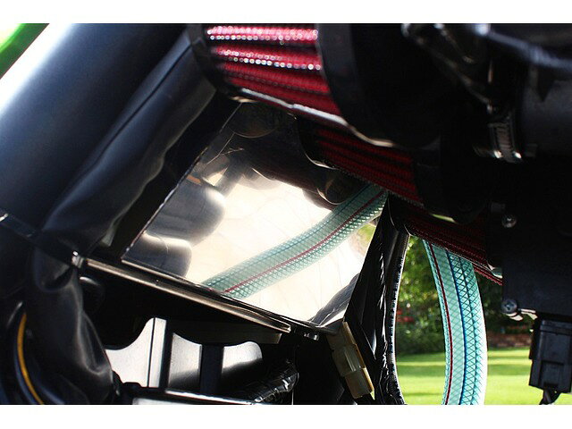 ZRX1200DAEGエアクリーナーBOXを取り外した際の必需品。エンジンから排出されるブローバイガスを浄化します。● EARL'sステンメッシュ仕様とビニールホース仕様の2ラインナップ● フレームマウントステー付● ツールBOXキットと併...