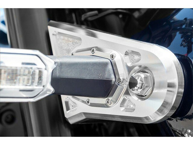 Z900RS '18-'25 ※CAFEへの取付不可純正のヘッドライトステーに被せるだけのイージーフィット。取付の際、面倒なウインカーの脱着の必要もございません。ウインカーステーの付け根部分はハコスカGTRなど旧車でよく見られるビス止めオー...